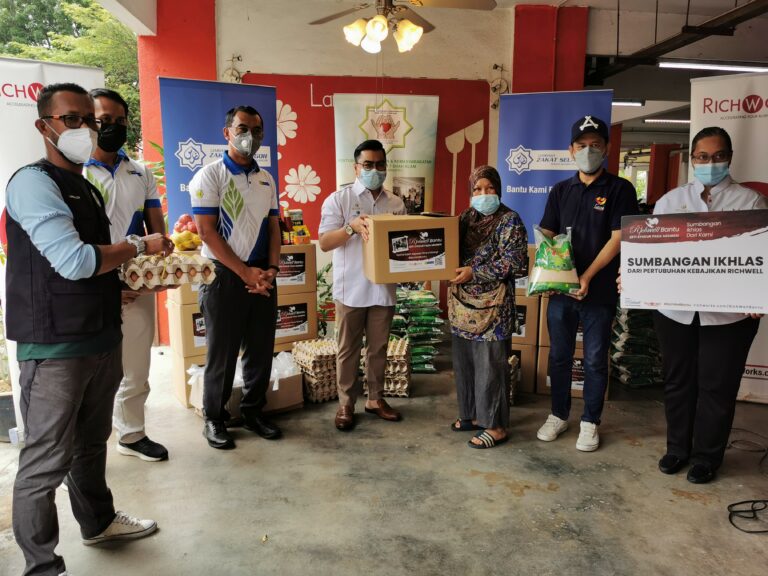 LZS Partners with Richworks to Distribute Food Baskets – Lembaga Zakat ...